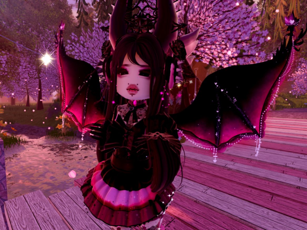 styling wings again (looks like draculaura if she had a cousin) by K1ll3rK | Royale High Outfit